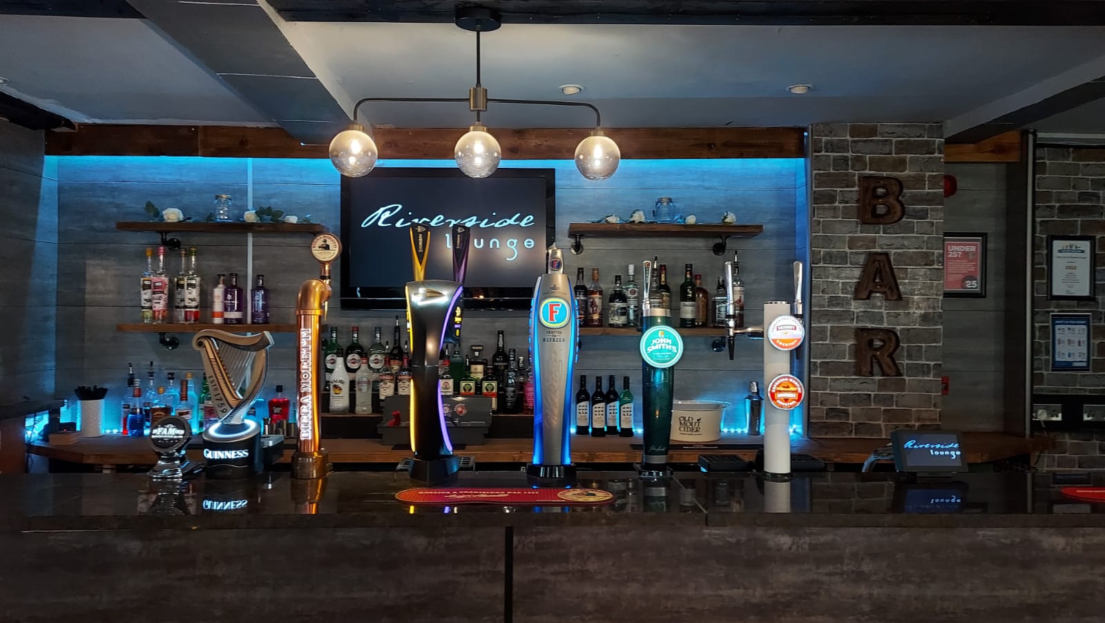 Gallery – Riverside Lounge